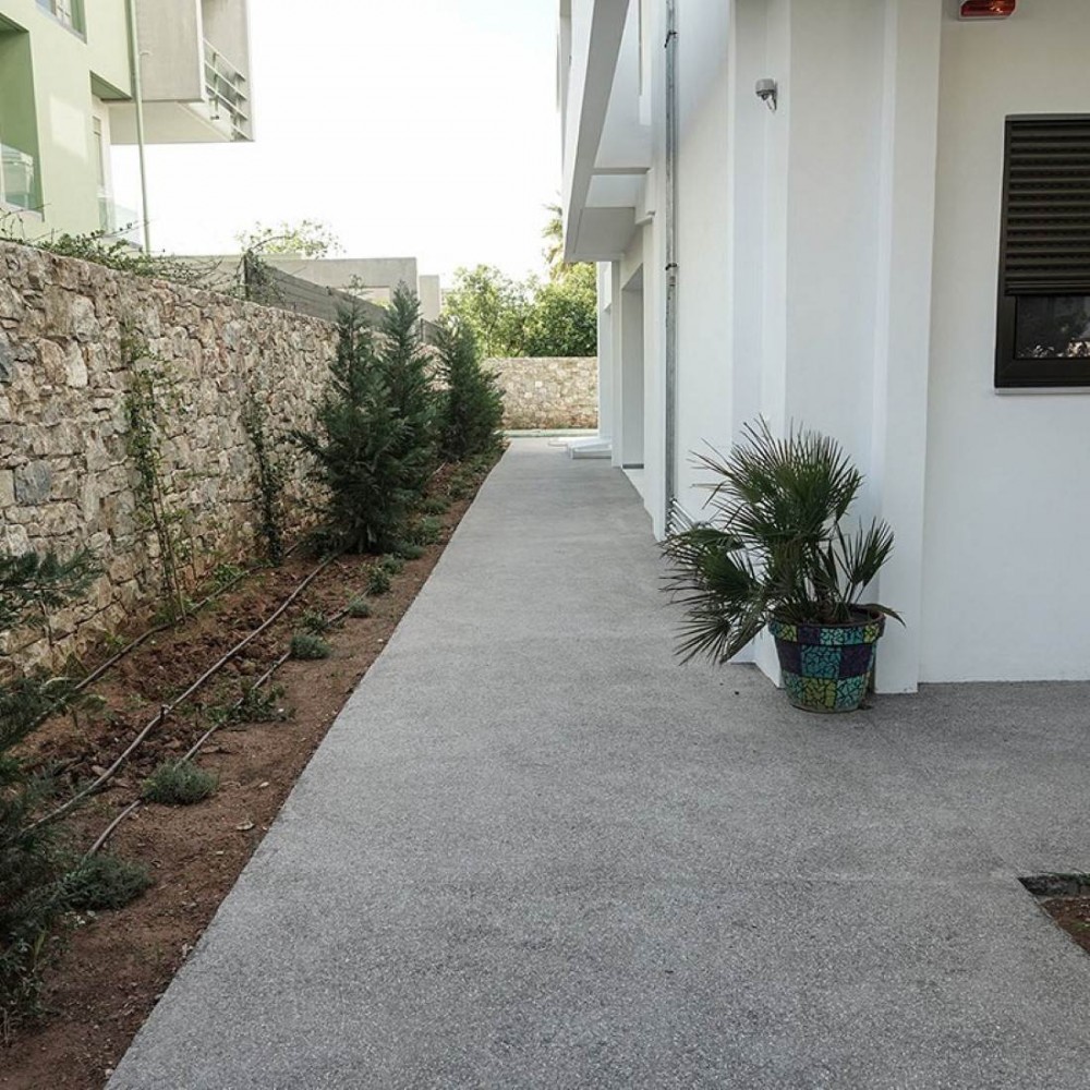 Pardoseală tip microciment din rășină cu pietrisi pentru exterior